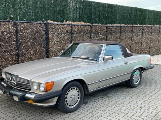 Mercedes 560 SL R107 Roadster SMOKE SILVER METALLIC Mercedes