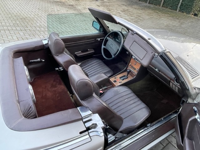 Mercedes 560 SL R107 Roadster SMOKE SILVER METALLIC Mercedes